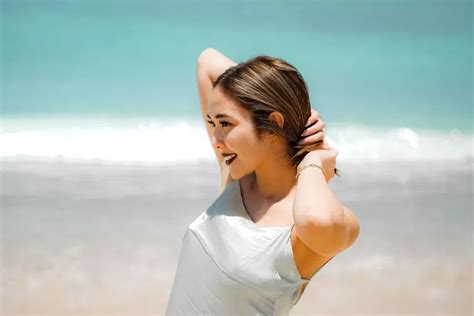 Berenang Bareng Hiu Gisella Anastasia Bikin Netizen Terpesona Dia