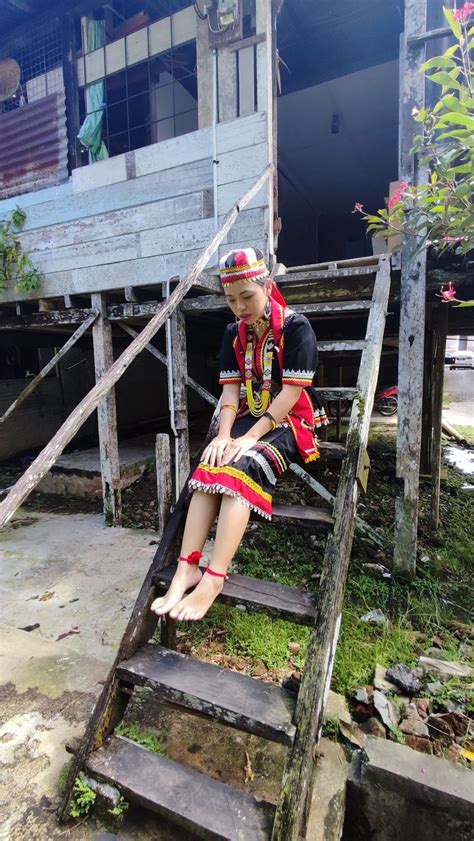Pin By Aizatsofian On Sarawak Bidayuh Girl Borneo Traditional Costume