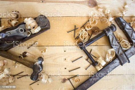 다른 유형의 나무 판자에 목수 도구 홈 리노베이션 컨셉 덩어리 망치 평면 도구 및 손톱은 사진을 닫습니다 Diy에 대한 스톡 사진 및 기타 이미지 Istock