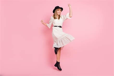 쾌활한 레이디 점프의 전체 길이 사진 인상 주먹 착용 레트로 캡 점선 드레스 신발 고립 된 핑크 컬러 배경 금발 머리에 대한 스톡 사진 및 기타 이미지 Istock