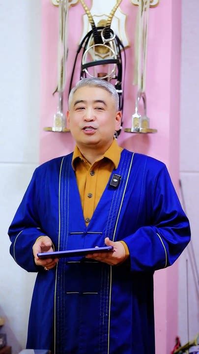 Эрхлүүлж чаддаг эр хүний дэргэд эмэгтэй хүн эмэгтэйгээрээ үлддэг гэж би боддог Youtube