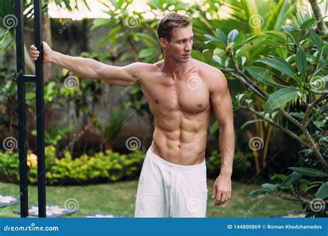 Retrato Del Hombre Atl Tico Atractivo En Los Pantalones Blancos Con El Torso Desnudo Que