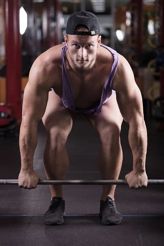 남자는 체육관에서 보디 빌딩에 종사 하 고 바 벨을 리프트 하 고 그의 근육을 훈련 Practice Drill에 대한 스톡 사진 및 기타 이미지 Practice