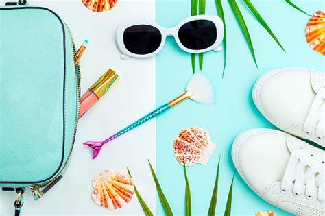 여행 액세서리 파란색과 흰색 배경에 흰색 운동화와 흰색 선글라스 플랫 레이 개인 장식품에 대한 스톡 사진 및 기타 이미지 개인 장식품 바로 위 배경 주제 Istock