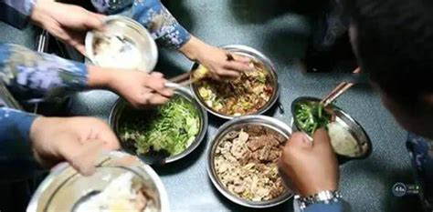 解放军伙食：6菜1汤加水果 飞行员潜艇兵吃得最好手机凤凰网