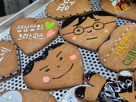 성심당 본점 🎄d 41🎄 눈 앞으로 다가오고 있는 크리스마스🫶🏻 성심당 본점은 크리스마스를 한 창 준비하고 있어요☺️ 오늘은 매장을 귀엽게 꾸미기 위해