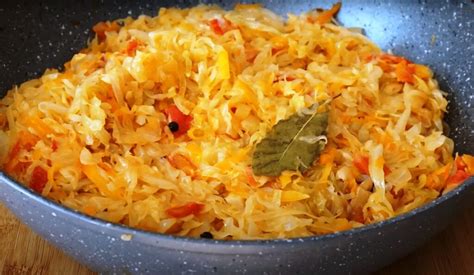 Як приготувати смачну капусту на сковороді для гарніру або начинки