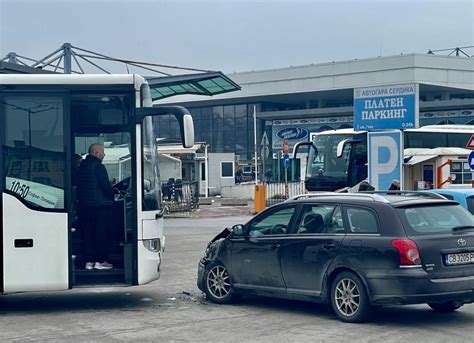 Кола и автобус се сблъскаха до Централната гара в София България БНР Новини