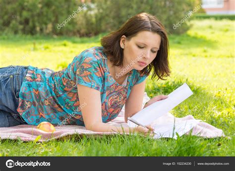 Женщина писает на стол 97 фото