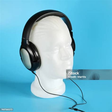 파란색 배경에 뮤지컬 스테레오 헤드폰이 달린 흰색 마네킹 헤드 마네킹에 대한 스톡 사진 및 기타 이미지 마네킹 헤드폰 개인 장식품 Istock