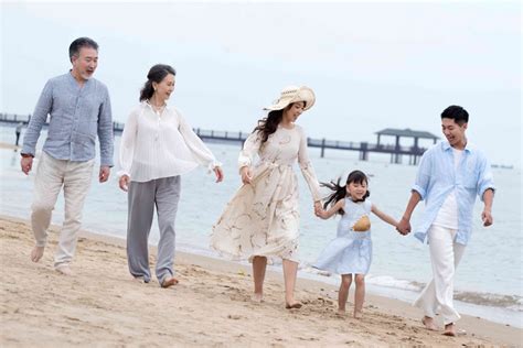 快乐的一家人在夏天散步母亲父亲和女儿在公图片 包图网企业站