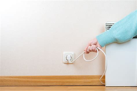 전기 히터는 세계의 에너지 위기 제재 및 비싸고 높은 에너지 가격으로 인해 꺼집니다 에너지 전기 및 전력 절약을 절약하는 개념 가정 난방에 대한 스톡 사진 및 기타 이미지