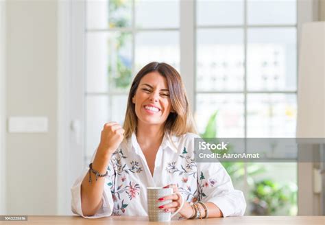 짜증된 집 마시는 커피에 젊은 여자와 미친과 제기 손으로 소리 분노와 좌절 외치고 분노 개념 기이함에 대한 스톡 사진 및 기타