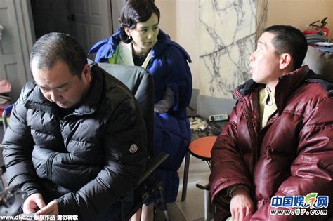 人妻刘诗诗小女生情怀不减 片场自娱自乐笑不停 青岛新闻网