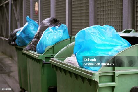 쓰레기 봉투에 쓰레기로 넘쳐나는 쓰레기통 이나 쓰레기 통 0명에 대한 스톡 사진 및 기타 이미지 0명 가득 찬 가방 Istock