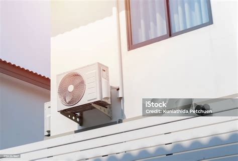 에어컨 실외기 압축기는 집 벽에 외부에 설치합니다 히트 펌프 에어컨에 대한 스톡 사진 및 기타 이미지 에어컨 콘덴서 가정 생활 Istock