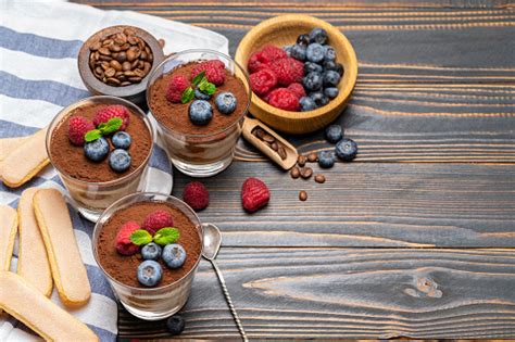 블루베리와 딸기를 유리 컵에 넣고 나무 배경에 사보이아르디 쿠키를 곁들인 클래식 티라미수 디저트 0명에 대한 스톡 사진 및 기타 이미지 Istock