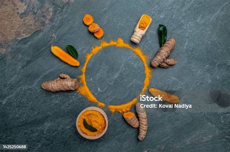 Curcuma 또는 Curcumin 뿌리 심황 분말과 신선한 심황 구체적인 배경에 향신료 자연 착색 대체 의학 위쪽 보기 가루눈에 대한 스톡 사진 및 기타 이미지 Istock