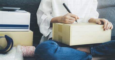 젊은 비즈니스 스타트 업 온라인 판매자 소유자는 컴퓨터를 사용하여 이메일이나 웹 사이트에서 고객 주문을 확인하고 제품 사무 장비 패키지를 준비합니다 사진