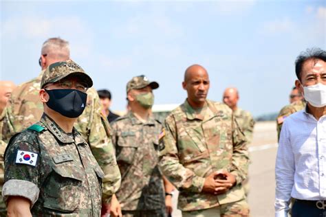 Dvids Images Roka 2nd Operations Command General Visits 2nd Combat Aviation Brigade [image 3