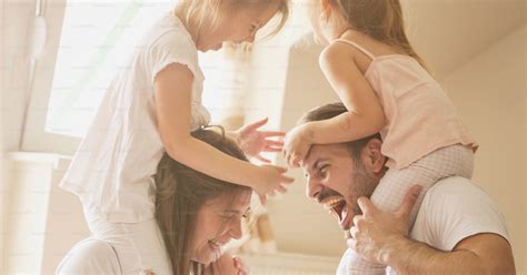 침대에서 재미있는 베개 싸움을 하는 가족 딸과 자유 시간을 보내는 부모 부모의 어깨에 앉아 있는 어린 소녀들 사진 Unsplash의 세르비아 이미지