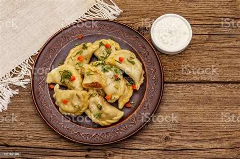 만두 는 조림 양배추와 사워 크림을 박제 전통적인 우크라이나어 요리 Varenyky 건강한 비건 음식 0명에 대한 스톡 사진 및 기타 이미지 Istock