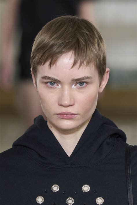 قصات شعر قصير للنساء بالصور 2024 للشعر مجلة هي