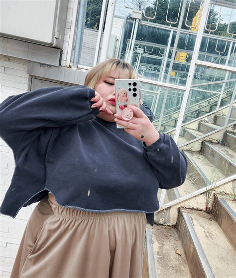 빅사이즈 오버핏 피그먼트 커브 언발 크롭 맨투맨 에이블리