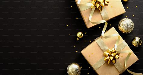 럭셔리 크리스마스 배너 디자인입니다 황금 리본 금색 싸구려 어두운 검은색 배경에 색종이가 있는 플랫 레이 선물 상자 사진 Unsplash의 개념 이미지