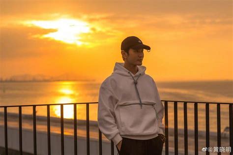 黃曉明看世界盃太嗨「脖子扭傷」 自嘲：這是什麼毛病啊 鏡週刊 Line Today