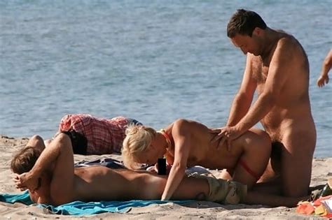 【エロ注意】ヌーディストビーチの女「今日もまたおじさん達に犯されてます…」 ⇒ パシャ ポッカキットポッカキット