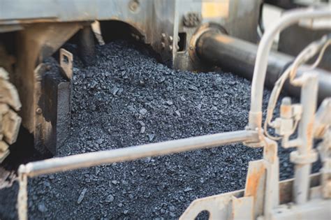 도로 건설 및 수리 작업 중 아스팔트 포장 기계 및 증기 도로 롤러 아스팔트 및 포장 과정 새로운 도로 건설 현장에서 일하는