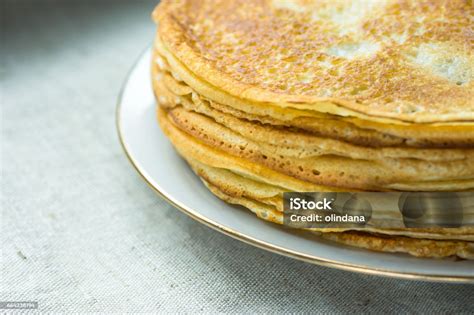 린 넨 천으로 배경 조식 아늑한 아침 분위기에 흰색 접시에 골든 크레페를 쌓아 0명에 대한 스톡 사진 및 기타 이미지 0명 Semifinal Round 갈색 Istock