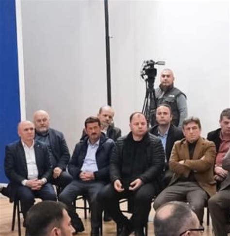 Berisha Ul Ardit Cikulin Në Një Cep Në Fund Të Karrigeve Nuk E Përfill