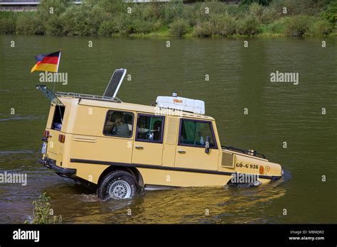 Amphibien jeep hi-res stock photography and images - Alamy