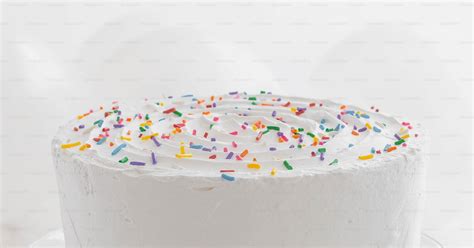 케이크 스탠드에 뿌려진 흰색 케이크 사진 Unsplash의 바닐라 케이크 이미지