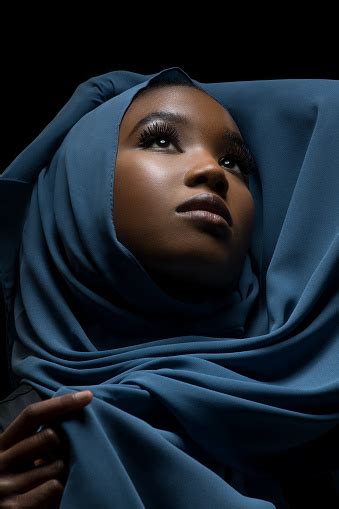 스튜디오 촬영에서 히잡을 입은 아름다운 무슬림 여성의 초상화 20 24세에 대한 스톡 사진 및 기타 이미지 20 24세 개성 개념 겸손 Istock