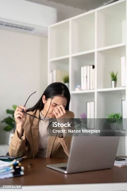 친환경 사업가 젊은 아시아 스트레스 노트북 작업 중 홈 오피스에 앉아있다 게으름에 대한 스톡 사진 및 기타 이미지 게으름 과로 국가 지리적 지역 Istock