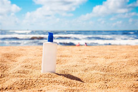 해변에 있는 자외선 차단제 크림 병 자외선 차단제 화장품을 위한 화장품 템플릿 모형을 디자인합니다 여름 해변의 자외선 차단제 크림 0명에 대한 스톡 사진 및 기타 이미지