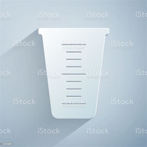 종이 잘라 회색 배경에 고립 된 건조하고 액체 음식 아이콘을 측정하기 위해 측정 컵을 잘라 손잡이가 달린 플라스틱 졸업 비커 종이 아트 스타일 벡터 3차원 형태에 대한 스톡