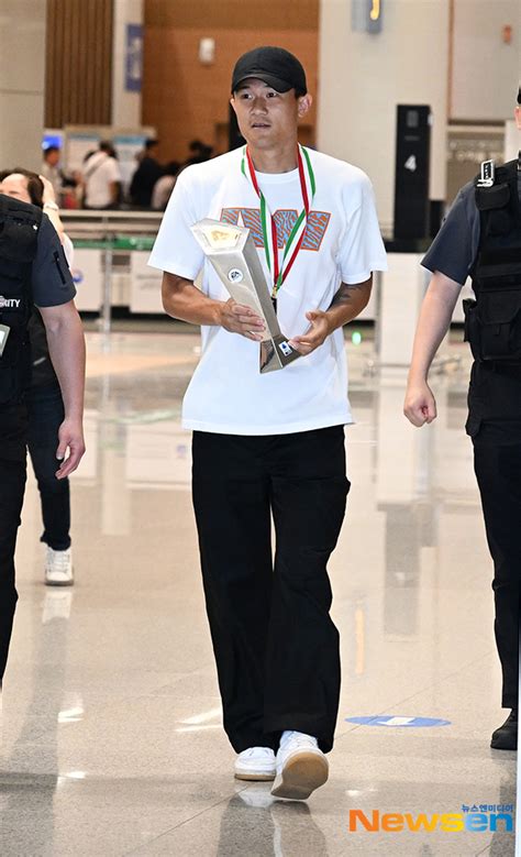 김민재 최우수 수비수 트로피 들고 금의환향 [포토엔hd] 네이트 스포츠