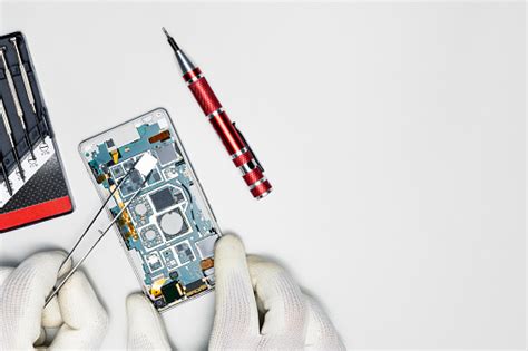 휴대 전화 서비스 홈 랩에서 스마트 폰을 수리 복사 공간이있는 최고 보기 Brand Name Smart Phone에 대한 스톡 사진 및 기타 이미지 Brand Name