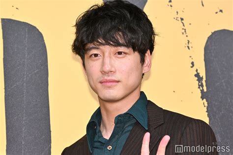 坂口健太郎、“サイコボーイ＆癒し系男子”2作品同時撮影の苦労明かす 岡田准一「実は1番クレイジーかも」＜ヘルドッグス＞ モデルプレス