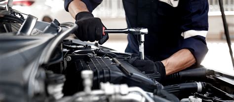 자동차 관리 유지 보수 및 서비스 렌치를 사용하여 렌치를 사용하여 변경 예비 부품 자동차 엔진 문제 및 보험 서비스 지원을 수리하는 근접 손 기술자 자동차 정비사 가정용