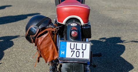 집 밖의 가죽 가방 가죽 기어 거리 거울 교통 놀이기구 도시 설정 레트로 로드 트립 모터 모터바이크 모터사이클 모험 바이커 장비 바퀴 보관