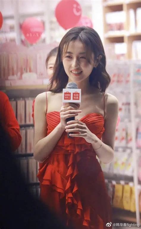 张子枫近日参加活动，一头长发造型，变化好大，瘦了很多