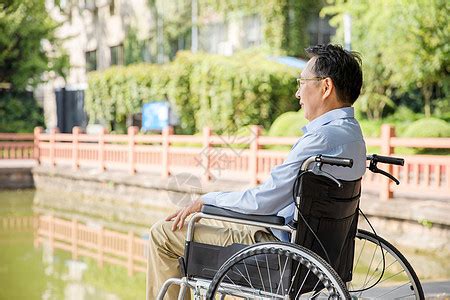 老人坐轮椅背影高清图片下载 正版图片501422769 摄图网