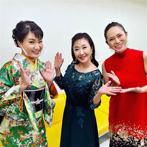 伍代夏子さんのインスタグラム写真 伍代夏子instagram「今日はbs朝日「人生、歌がある」の収録でした📺 深緑色のドレスで、緑色の
