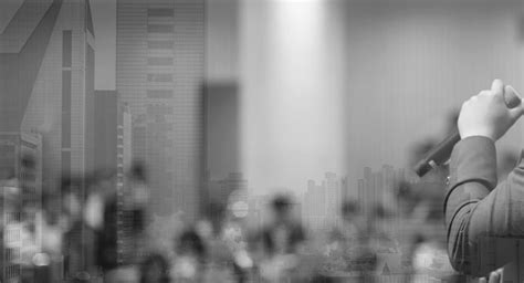 기업 비즈니스 컨퍼런스에서 강연을 하는 연사 프레젠테이션 화면 앞에서 발표자와 함께 홀에서 청중 기업 임원이 비즈니스 및 기업가 세미나 에서 연설을하고 있습니다 대학교에