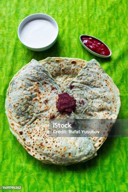 아제르바이잔 국가 요리 요리 Kutab이라고 불리는 옻나무와 요구르트를 곁들인 채소 0명에 대한 스톡 사진 및 기타 이미지 0명 건강한 식생활 고기 Istock